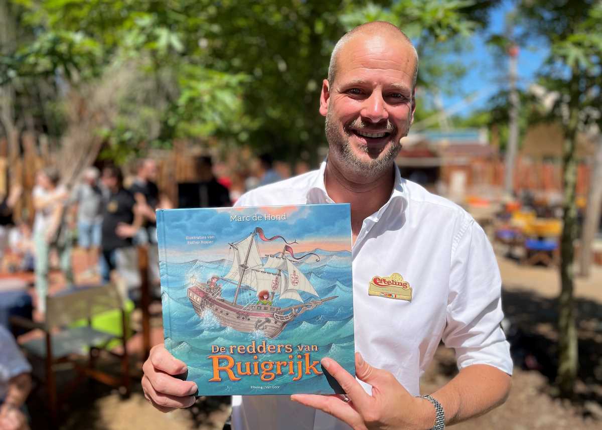 Directeur leest voor op Dag van het Sprookje - Parkplanet